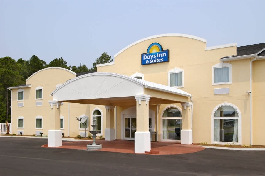 Days Inn & Suites by Wyndham Swainsboro | Explore Georgia